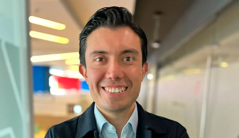 José Luis León, egresado que se apasionó por sector farmacéutico